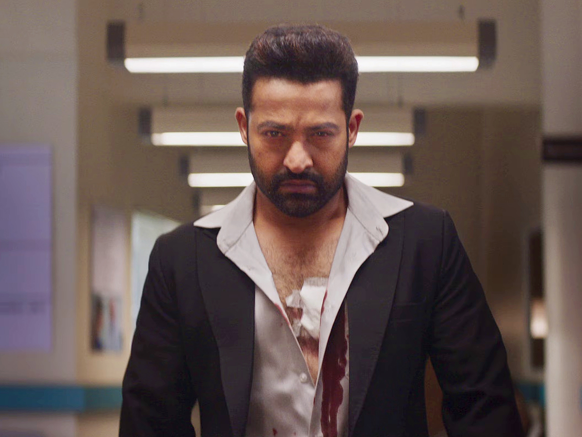 'వార్‌ 2' మొదలైంది.. టీజర్‌లో ఈ షాట్స్‌ గమనించారా? (ఫోటోలు) | Jr NTR War 2 Movie HD Stills | Sakshi